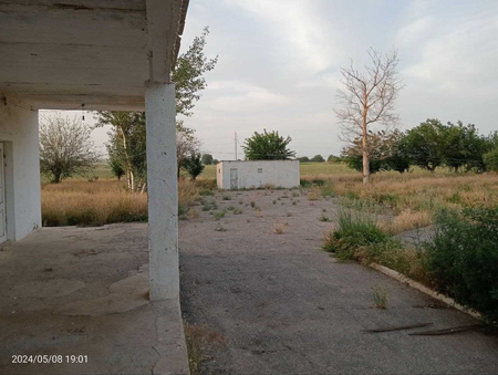 Yer bog sotiladi 1.5 gektar 5 xonali uyi bilan birga