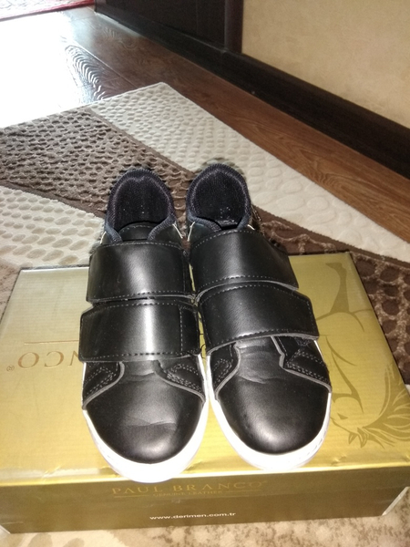 Продам женские кроссовки.