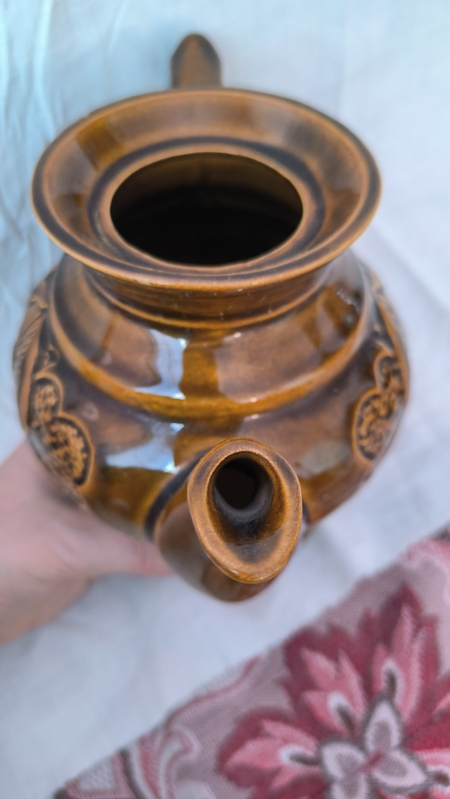 Керамический чайник и кувшин