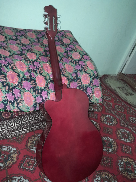 Acoustik гитара янги олинган