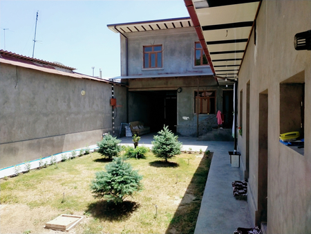 Uy-hovli sotiladi