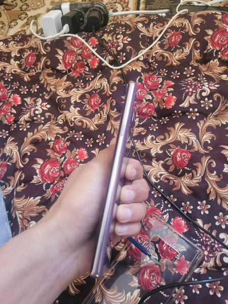 Samsung not 9 soya bor qora fonda blinmidi