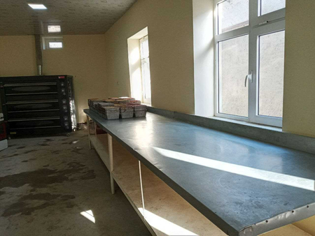Kitmach Nonvoyxona pechi, uskunalari bilan.
