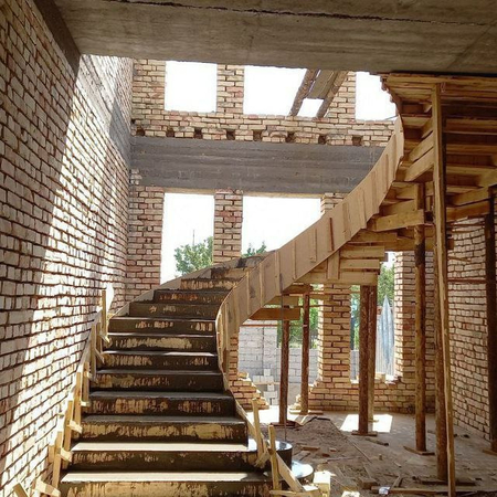 Betondan har hil usuldagi zamonaviy zinalar quyib beramiz