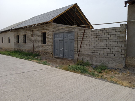 Uy uchastka hovli