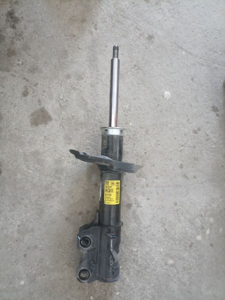 Продам амортизаторы 2 шт. Tracker-1 GM родной