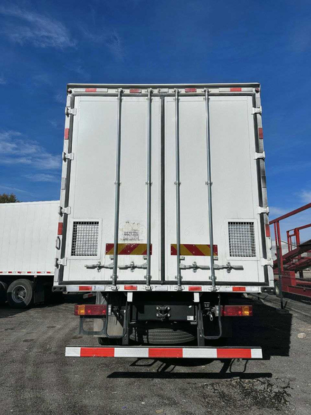 Yangilangan Usillini Shacman 7.5m furgon L3000 Gaz 100%