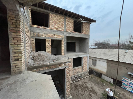 Продаётся дом 3 уровневый коробка Бектемирский 8 соток 750 кв.м.