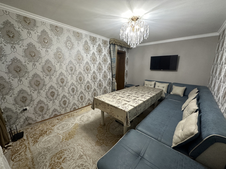 2 xona 3 xona qilingan. Mebel texnika qoladi. Katta balkon.