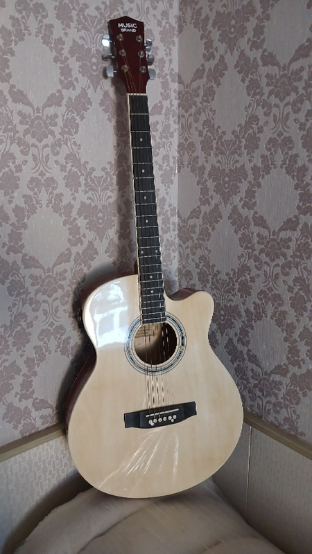 Akustik gitara 40 razmer. Xamma narsasi yangi ishlaydi...