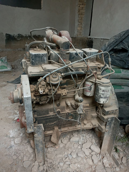 Traktor mator sotiladi