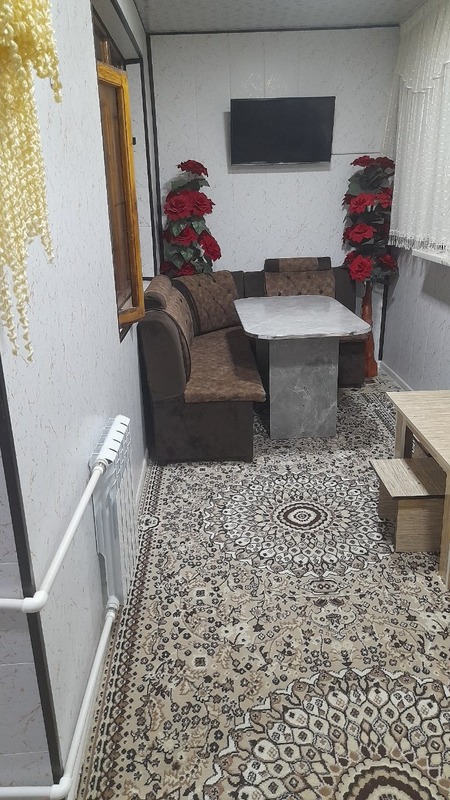 Uy sotiladi 3-xonali. 4-m.k.r.Yo'l yuzida 1 etaj