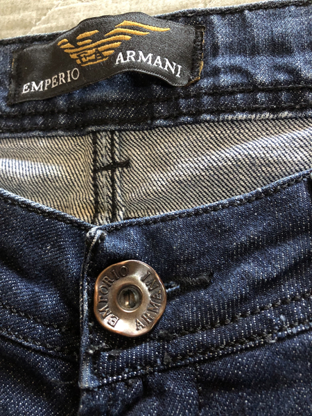 Продаются джинсы Armani.