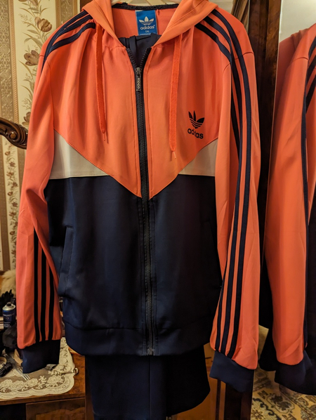 Продам женский спортивный костюм