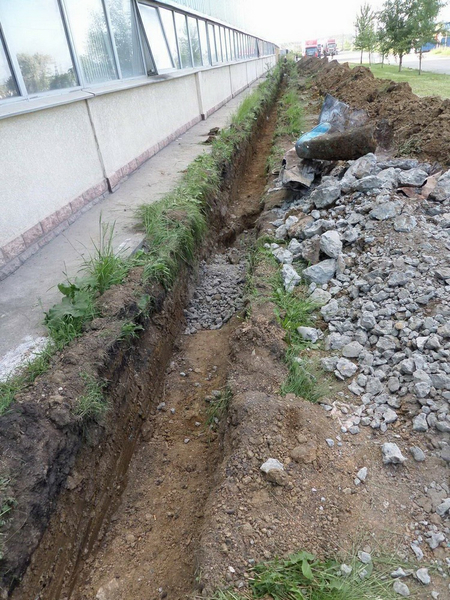 Копать траншеи яма для канализация и водопровод