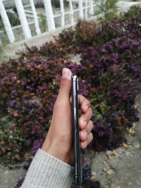 Iphone x srochna sotiladi