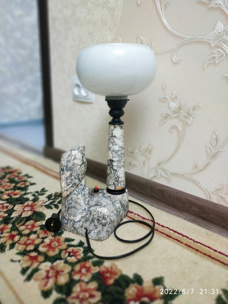 Продаю светильник материал мрамор