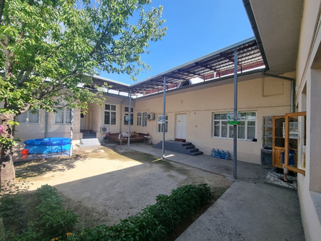 Olmazor tumani qoraqamish 2/3 kochasida 3+1 sotix srochno sotiladi