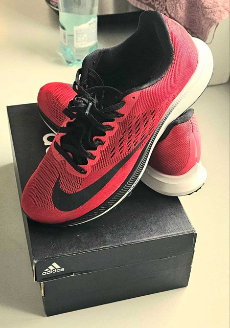 Продам новые кроссовки NIKE (100% оригинал)