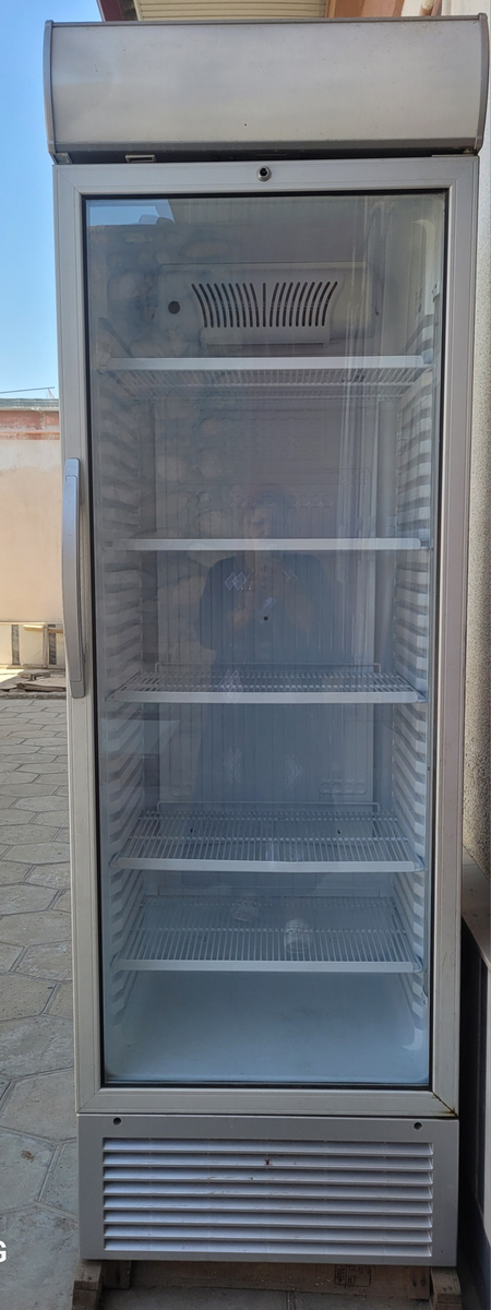 Продаётся холодильник витрина