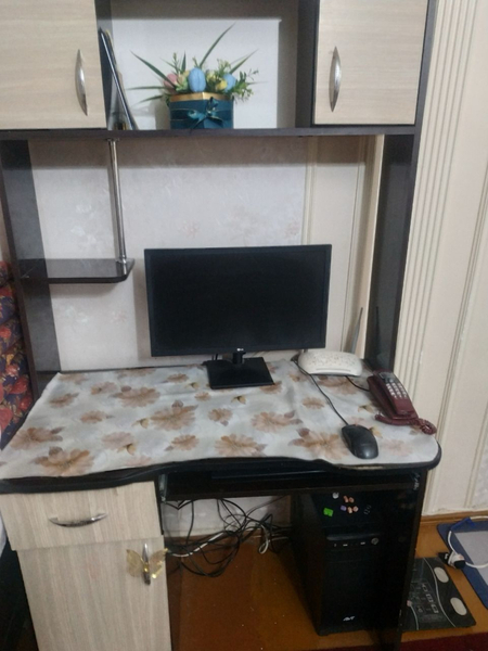 bolalar dars qilish va kompiyuter stoli