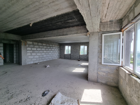 Продаётся каробка 98 кв кадстр имеется