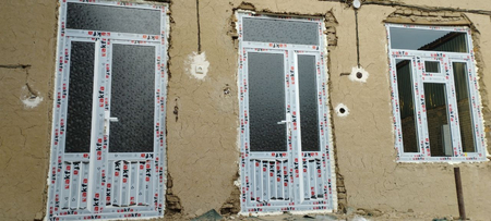 Akfa plast va akfa aluminiy eshik va derazalar bor.