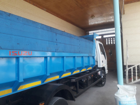 Isuzu  yuk tashuvchi moshina