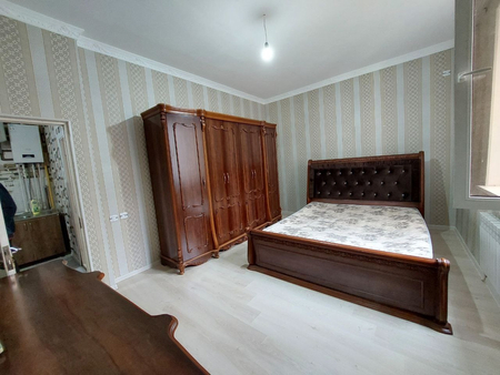 Продаю 2 ком квартира на 2 этаже 3 этажного дома. Метро Дустлик.