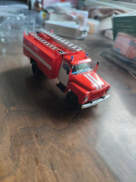 Модель пожарного автомобиля 1/43