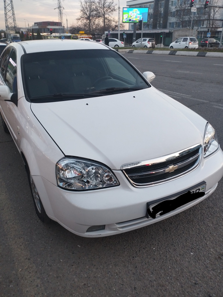 Avtomobil Chevrolet lasetti