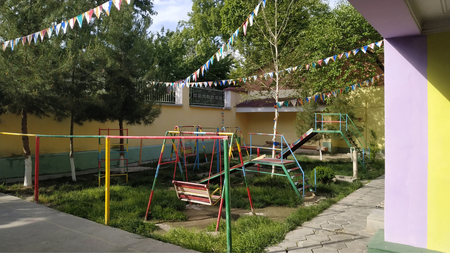 Фаргонада 3 этажли бохча биноси ва жихозларибилан сотилади.