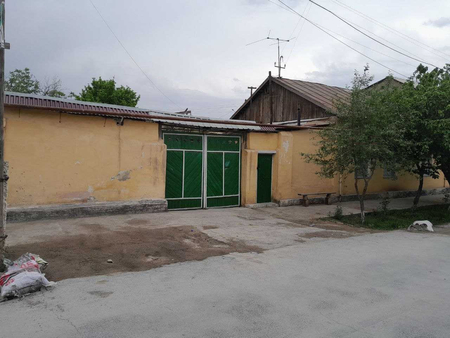Karmana markazida hovli sotiladi