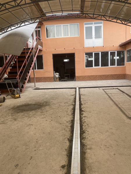 Установка пластмассовых лотков