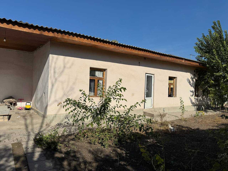 12 sotix yeri bilan yashash uyi sotiladi
