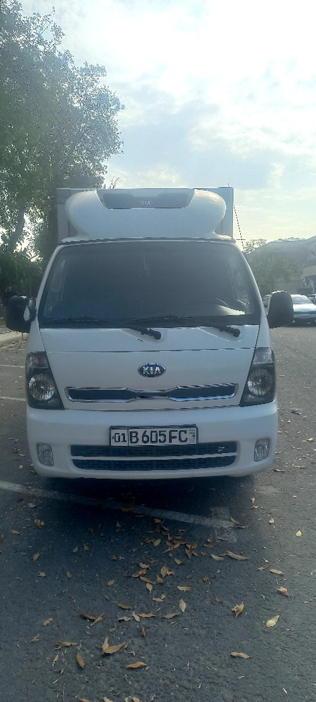 Kia bongo 3 sotiladi