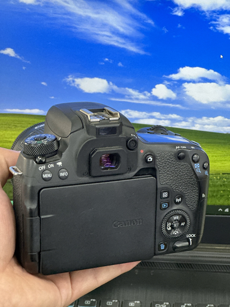 Canon EOS 77D 18-55mm STM