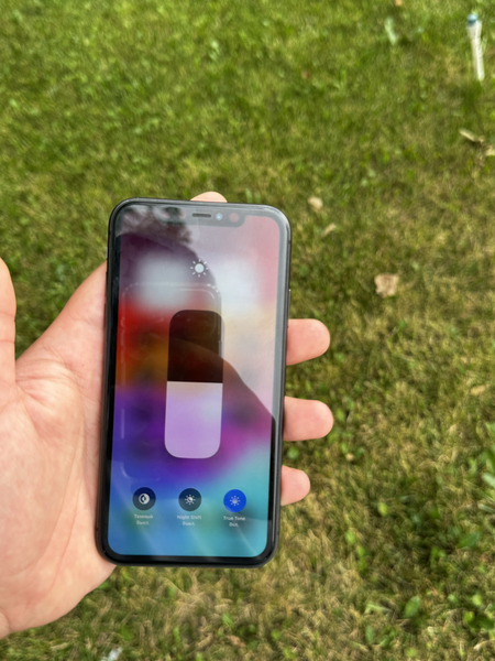 Iphone 11 sotiladi  bez karopka xotira 64gb xolati yaxshi LLA