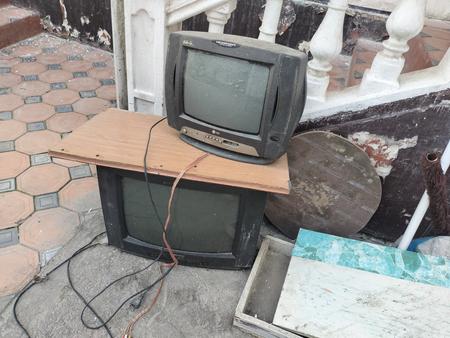 Телевизор 100 тысяч