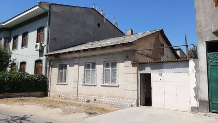 Продаётся Дом с двором
Домбираобод Чиланзар р-н
Орр на против 16 Гор Б