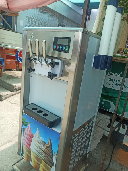 Мороженое апаратини сотаман янги ишламаган  220 w  ишлайди ишлаши зур