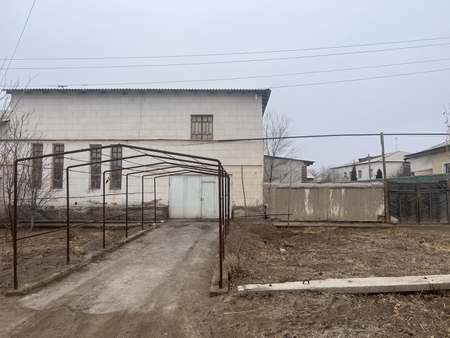 Жай сатылады хожелиде 2 этаж 6 соток. Сув свет газ бари бар.