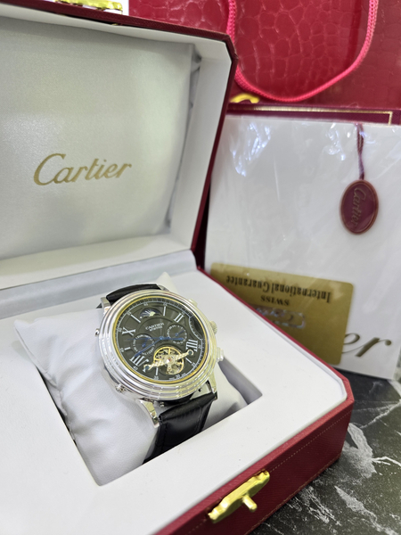 Продам наручные часы Cartier из белого золота в крупном диаметре.