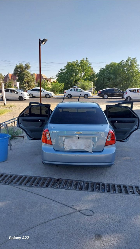Mashina Juda yaxwi xolatda Logan odam baraka topib minadi