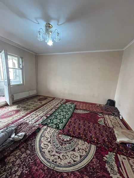 Продаётся квартира. Без ремонта. Паркентский базар. Банковский дом .