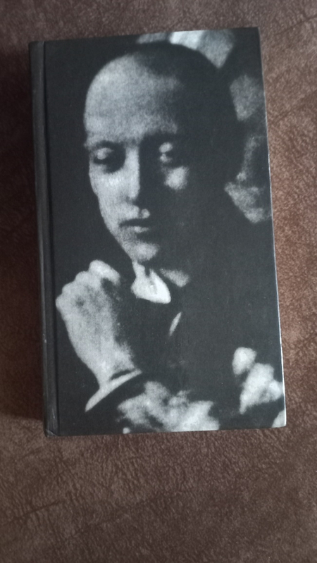 Книги знаменитых поэтов Цветаева, Ахматова,  Гумилев