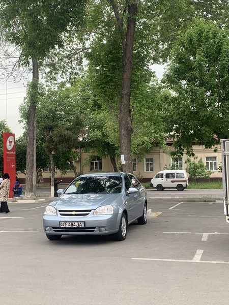 Lacetti 1.8 sotiladi