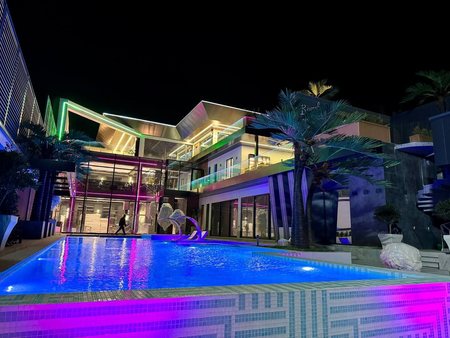 Чорбогда жойлашган Beverley Hills 30 кишилик