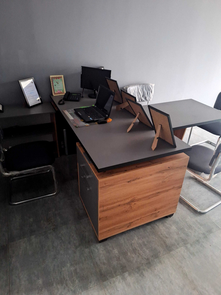 Ofis mebeli alo darajada  yangi shilinmagan ishonchli
