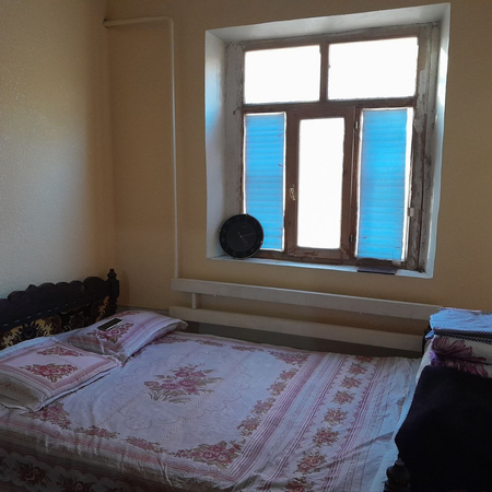 Urganch shahrida 3 xonali uy, balqoni bilan sotiladi